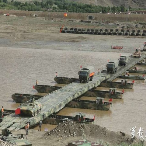 Analysis of Symbols in "Old Man at The Bridge" by Ernest Hemingway | PPTX