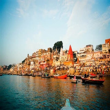 Varanasi (Beautiful Place) Travel Place.pptx